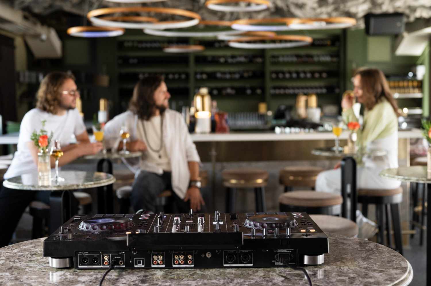 5 Rekomendasi Bar dengan Live Music yang Wajib Dikunjungi! – KOMBI.ID