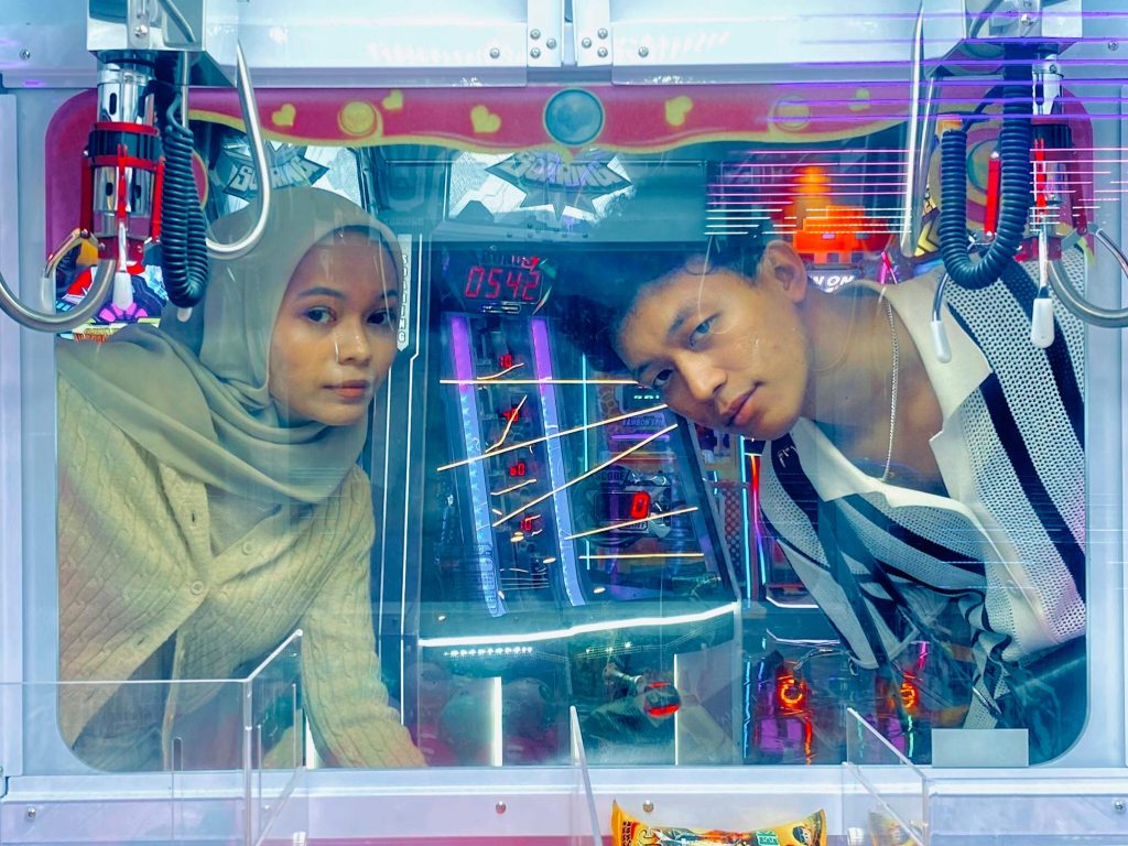 Glint Ingin Jadi Teman Bagi Pendengar di Single Tricky – KOMBI.ID