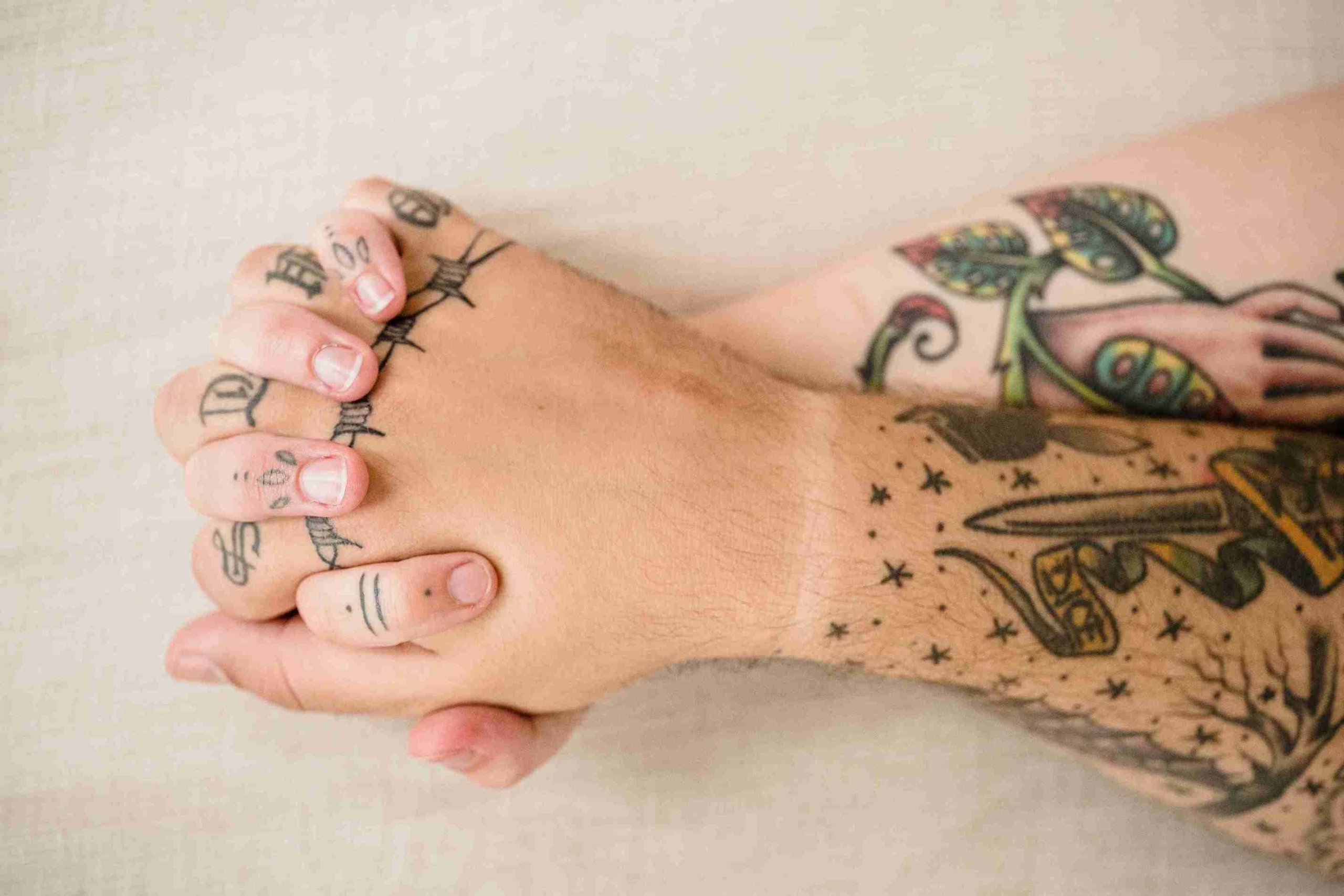 8 Inspirasi Tato Kecil di Tangan yang Super Aesthetic! – KOMBI.ID
