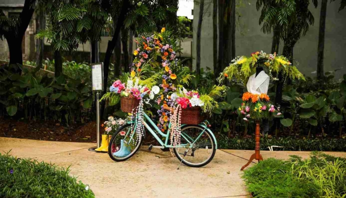 8 Instalasi Bunga yang Mencuri Perhatian di Cosmo Flower Day – KOMBI.ID