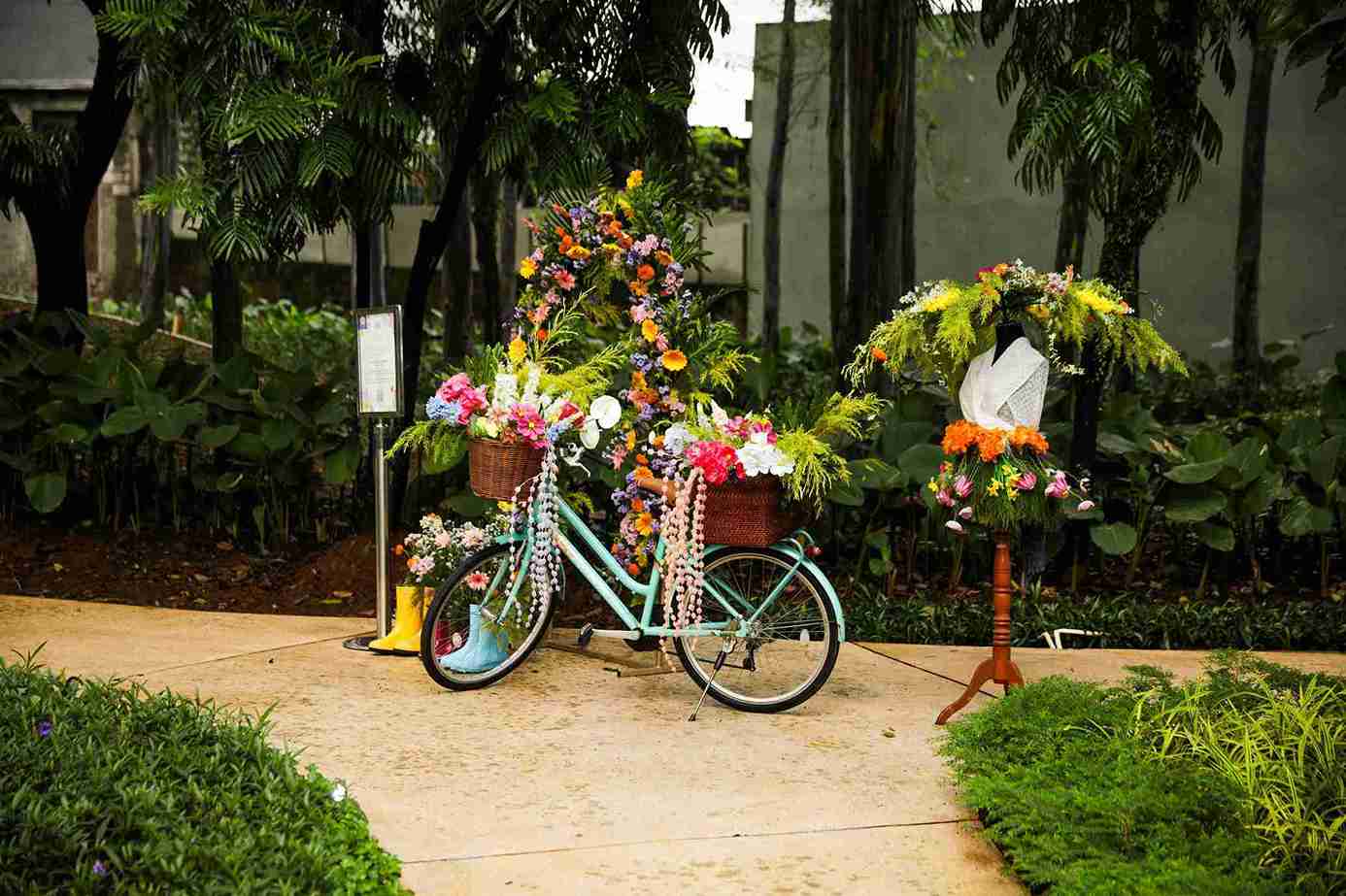 8 Instalasi Bunga yang Mencuri Perhatian di Cosmo Flower Day – KOMBI.ID