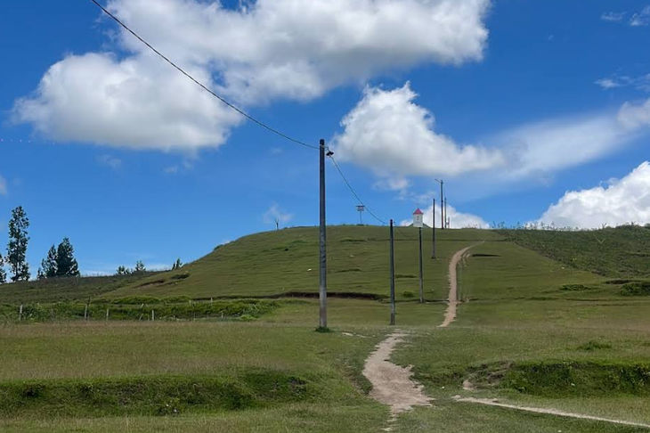 Bukit Sidihoni, Menikmati Rerumputan Luas dan Danau di Atas Danau ...