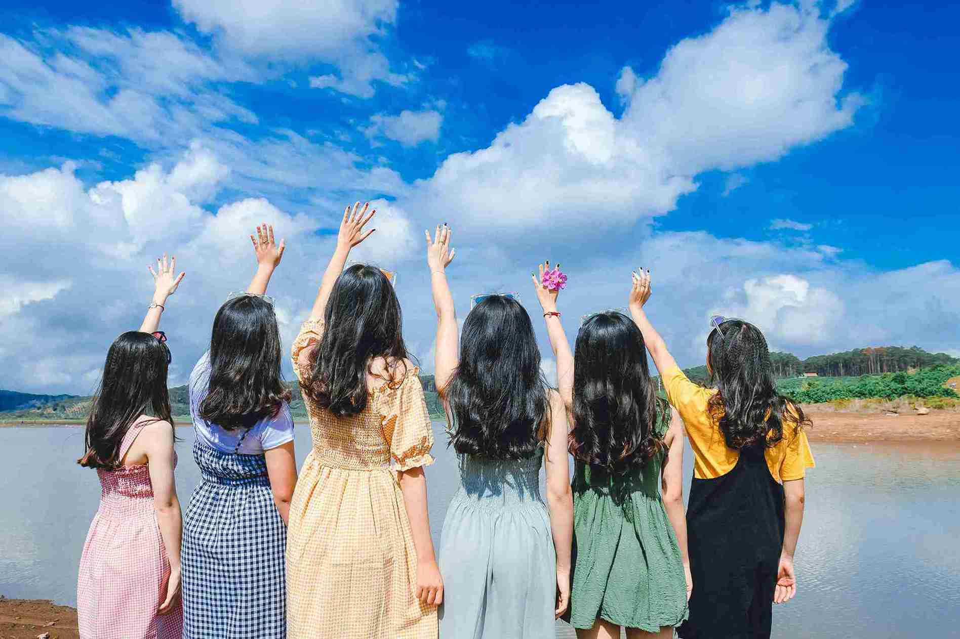 10 Lagu Barat Tentang Sahabat yang Berubah – KOMBI.ID