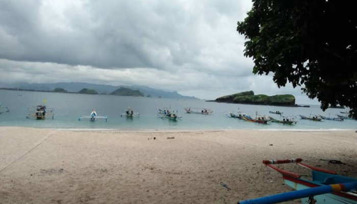 Pantai Watu Ulo: Pesona Geologis, Keindahan Alam, dan Legenda di ...