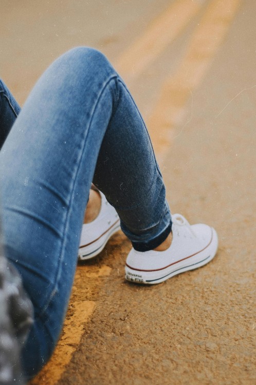 6 Cara Merawat Sepatu Putih di Rumah agar Tetap Bersih – KOMBI.ID