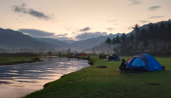 Pantai Kebo Trenggalek, Indahnya Pesisir dan Padang Rumput Hijau di ...