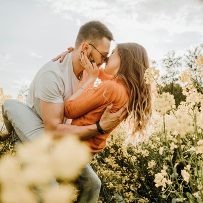 5 Perbedaan Cinta dan Sayang yang Perlu Kamu Pahami – KOMBI.ID