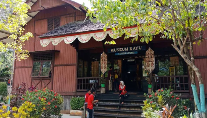 Museum Kayu Tuah Himba Tenggarong, Galeri Kekayaan Flora Borneo di ...