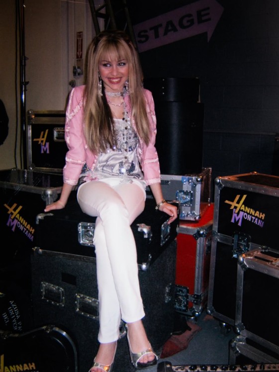 Miley Cyrus Umumkan Anniversary Hannah Montana ke-20 Tahun – KOMBI.ID