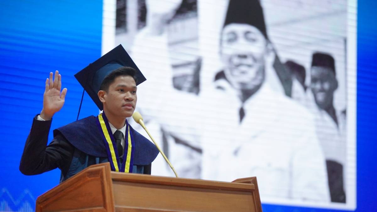 Albert Lukas Resmi Wisuda, Anak Sopir Angkot yang Raih Juara 2 Mawapres ...